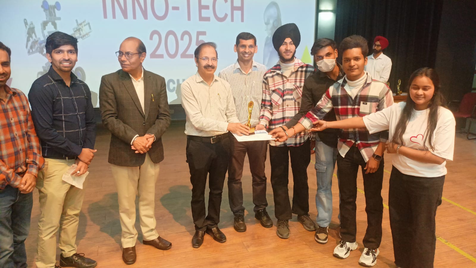 Inno-Tech 2025 में इंजीनियरिंग के विद्यार्थियों द्वारा अत्याधुनिक ...